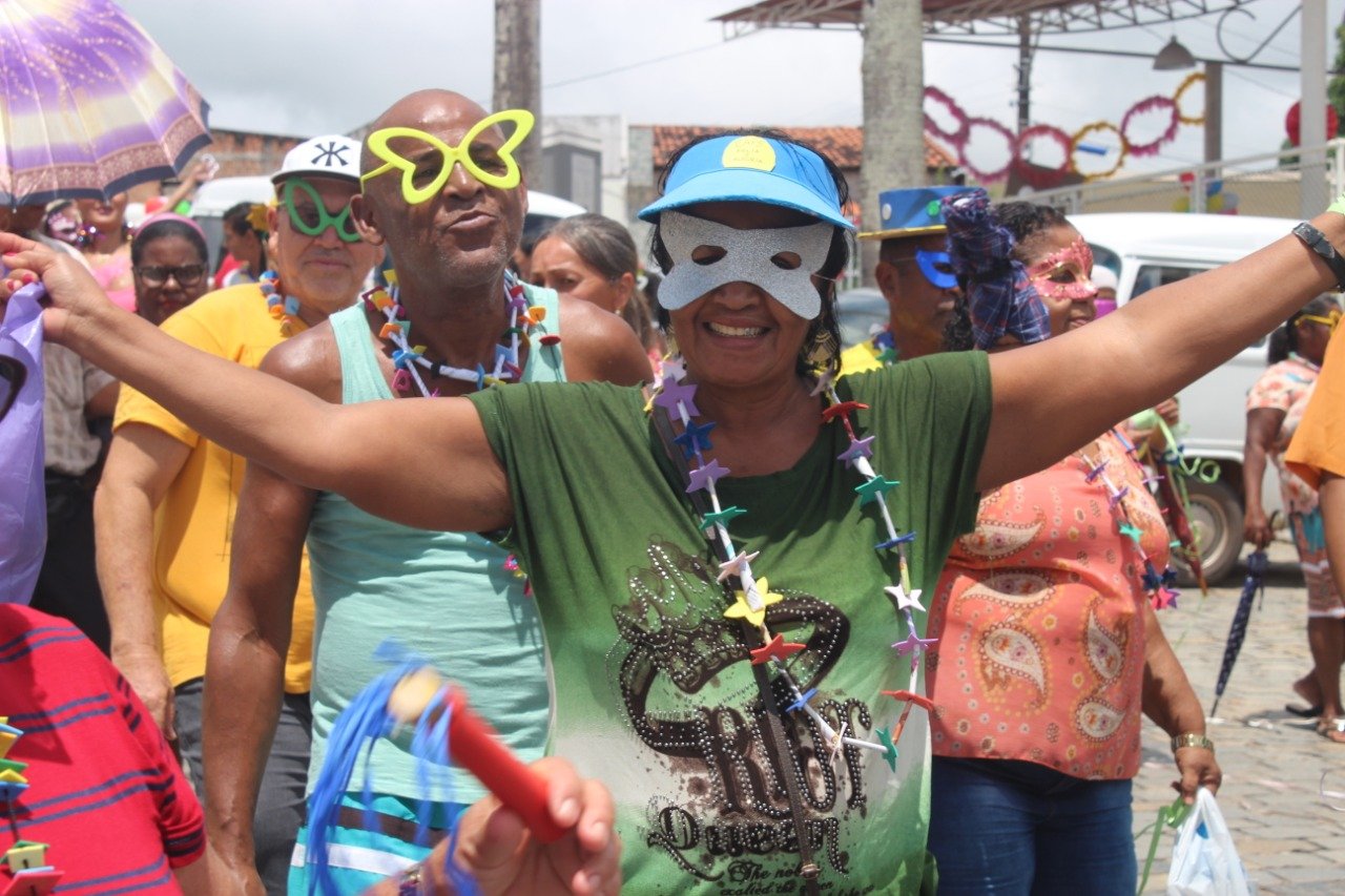 Carnaval do CAPS agita o comércio de Catu nessa manhã - Catu Acontece